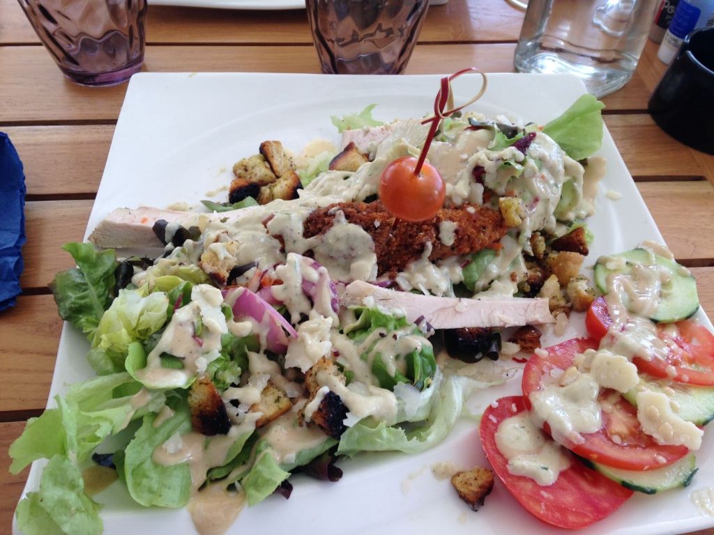 Insalata di pollo e verdure, una Caesar salad all'italiana