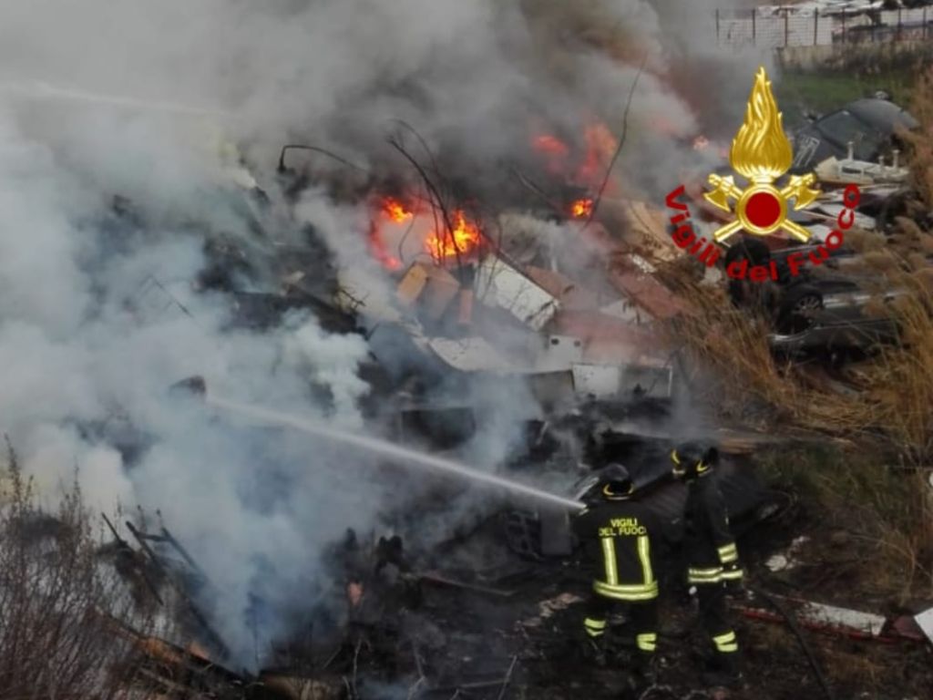 Firenze, incendio nella zona del Poderaccio. Nessun ferito Firenze, incendio nella zona del Poderaccio. Nessun ferito