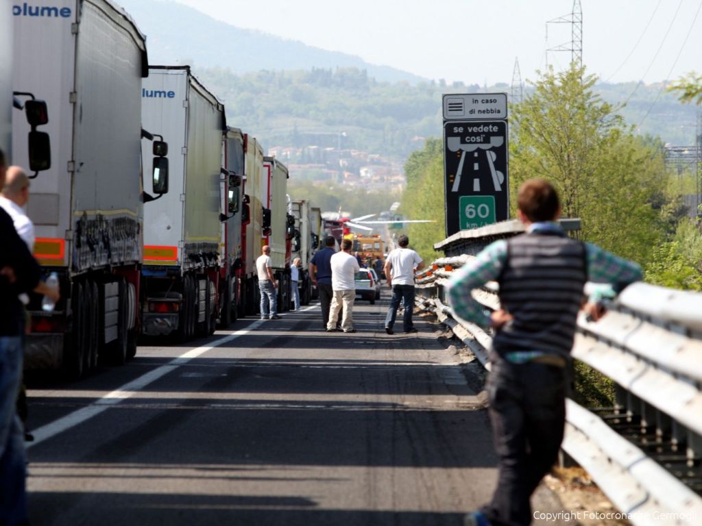 A1, tir in avaria: code per chilometri tra Firenze sud e Incisa A1, tir in avaria: code per chilometri tra Firenze sud e Incisa
