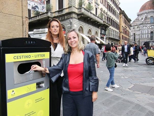 Firenze, installati 10 nuovi cestini compattanti a energia solare