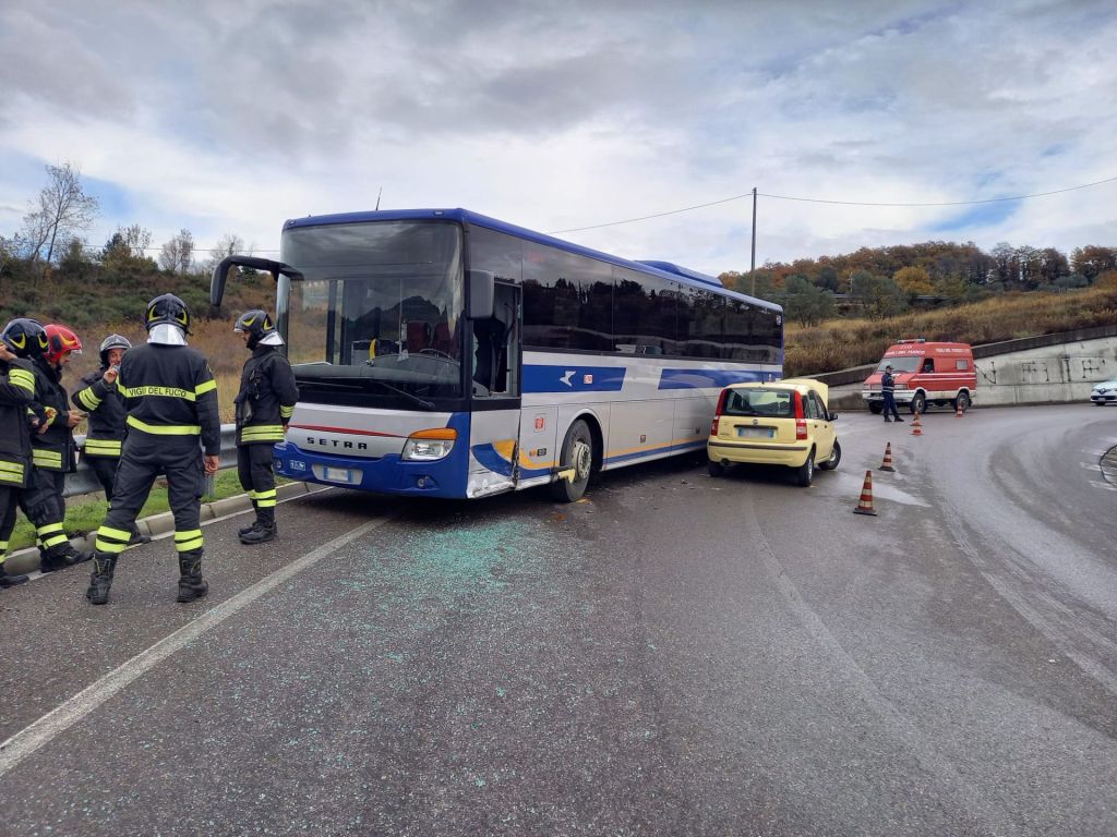 Incidente tra auto e bus extraurbano alle Croci di Calenzano