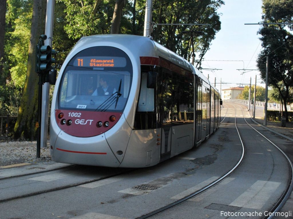 Firenze, spray urticante sul tram: passeggeri evacuati, conducente in ... Firenze, spray urticante sul tram: passeggeri evacuati, conducente in ...