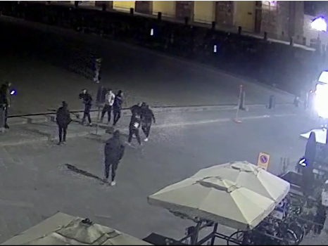 Firenze, giovani accerchiati e rapinati in centro: denunciati cinque minori e un 18enne