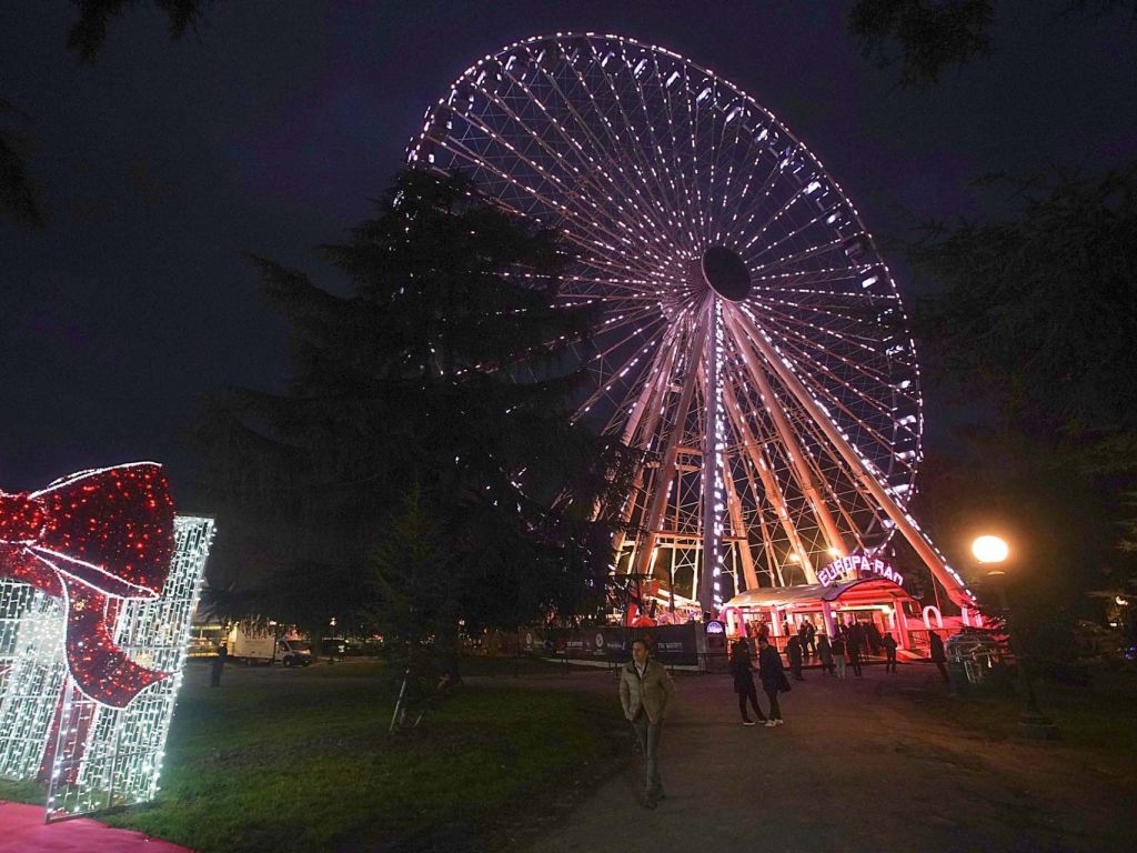 Firenze, apre la ruota panoramica: inaugurato il Florence Ice Village ...