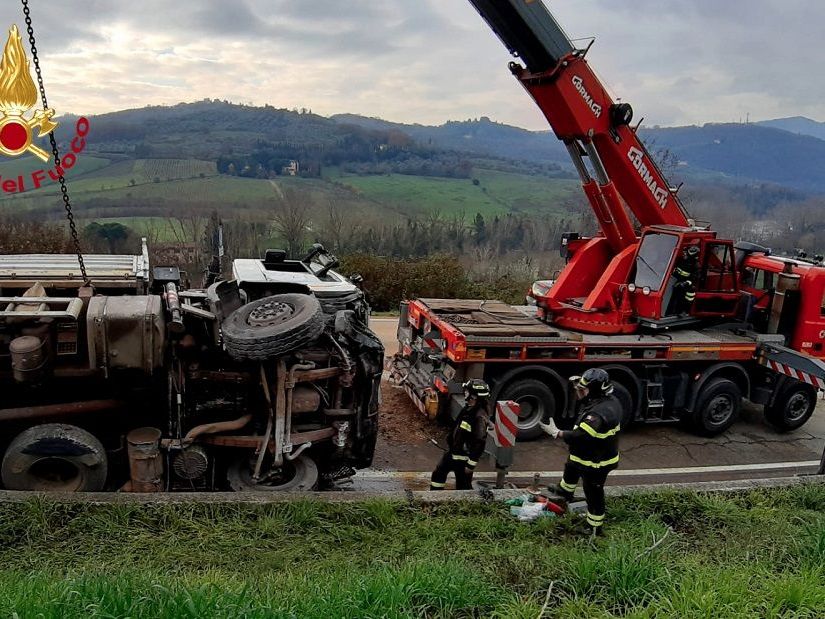 Pelago, mezzo pesante si ribalta e riversa il carico sulla strada