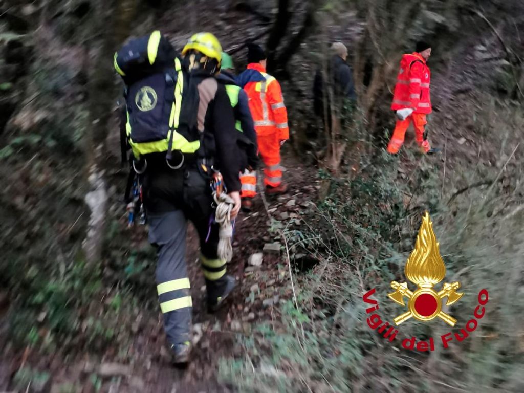 Escursionista scivola da un sentiero in una scarpata, soccorso dai pompieri Escursionista scivola da un sentiero in una scarpata, soccorso dai pompieri