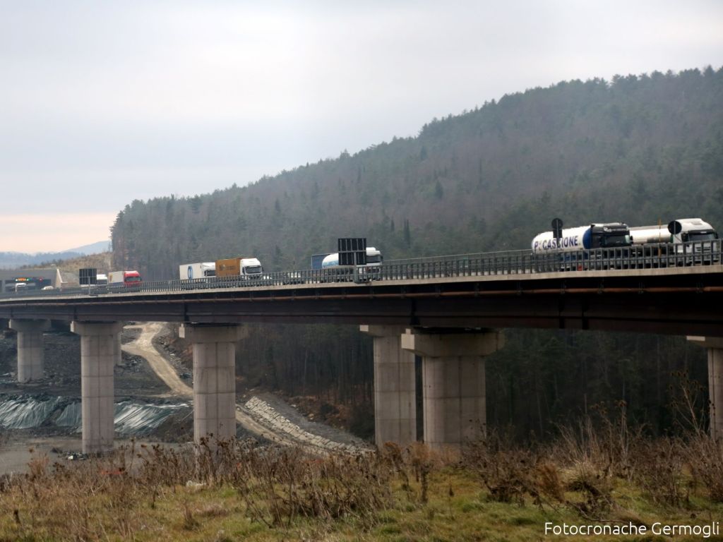 A1, tratto chiuso sulla Direttissima per un camion in fiamme A1, tratto chiuso sulla Direttissima per un camion in fiamme