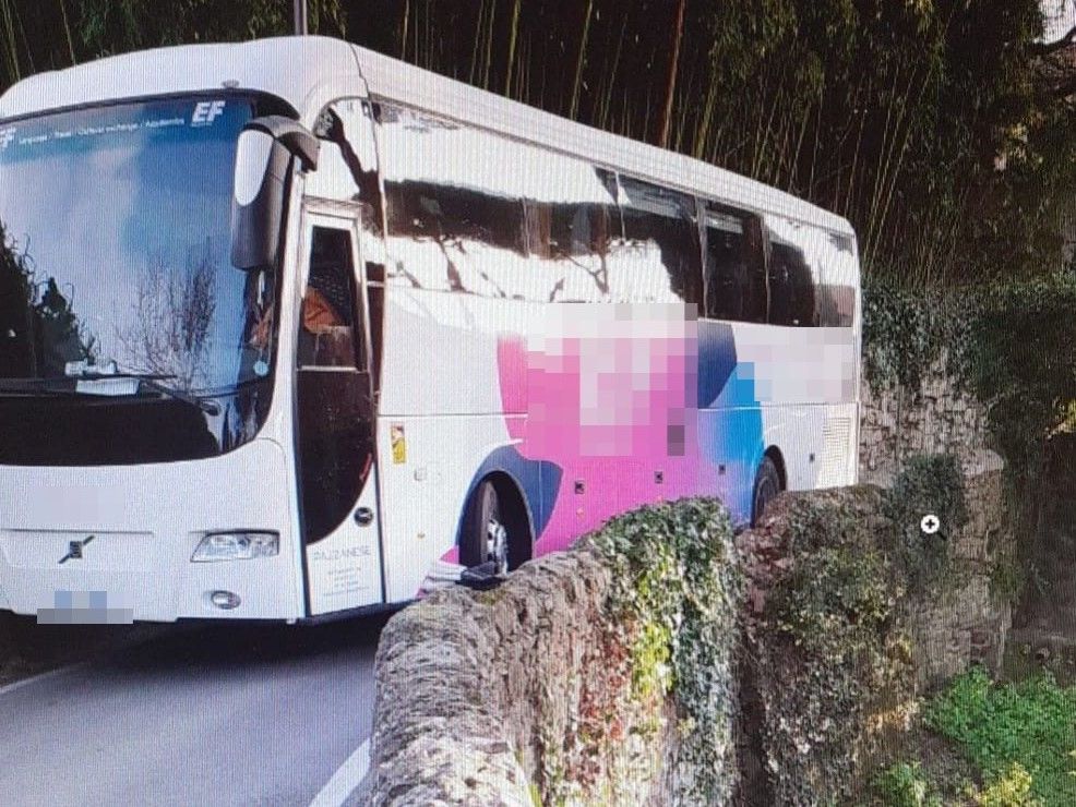 Firenze, pullman resta incastrato: chiusa via di San Leonardo