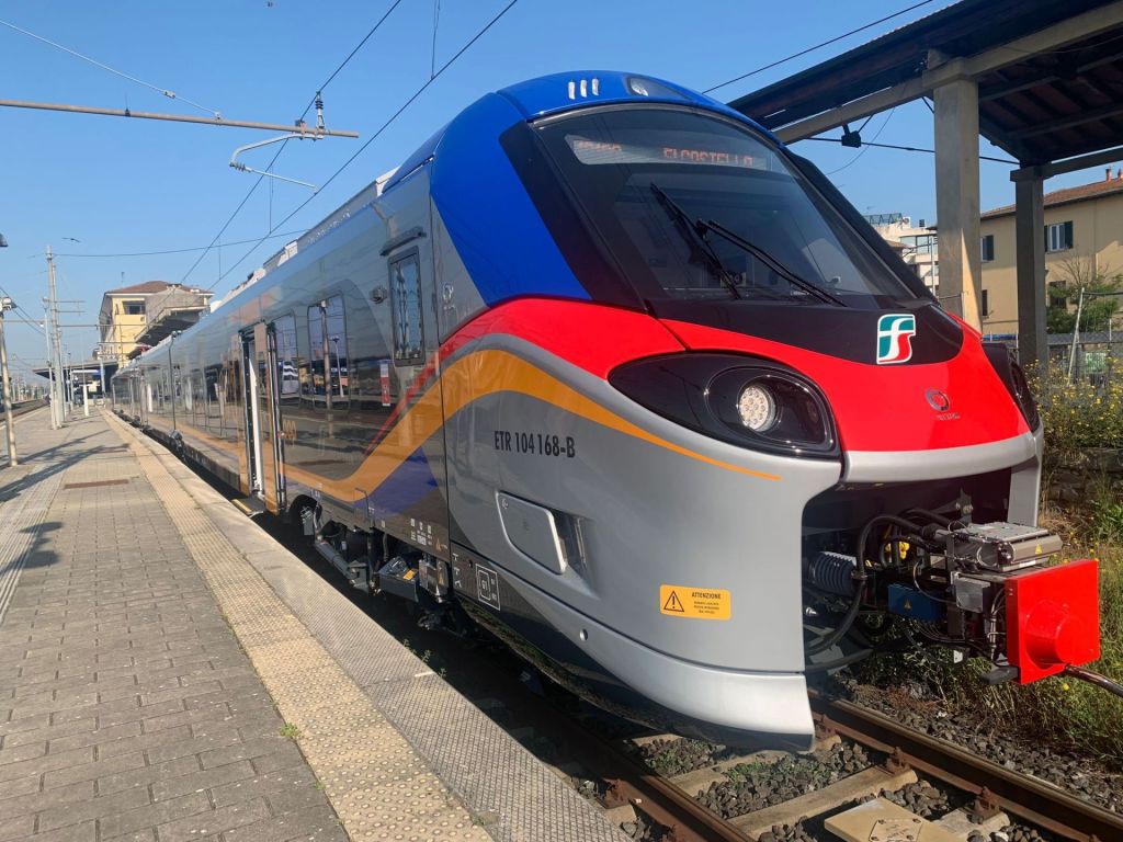 Regionale, entrano in servizio due nuovi treni Pop e Blues sui binari ...
