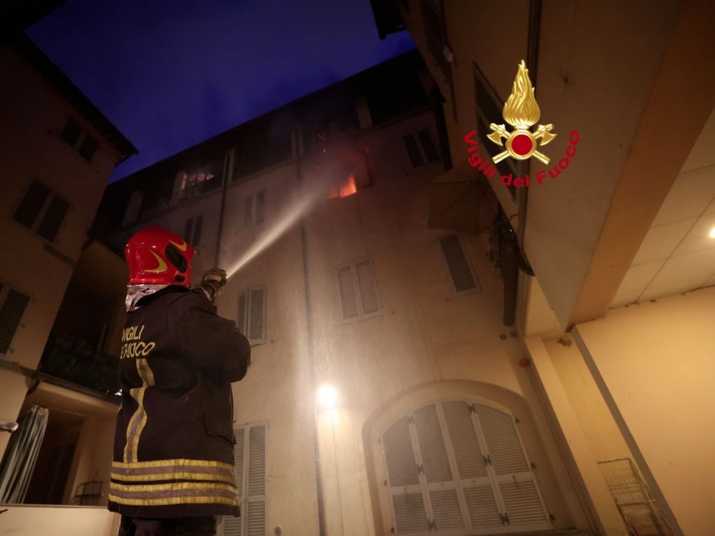 Firenze, fiamme in un condominio: una donna ustionata ad una mano