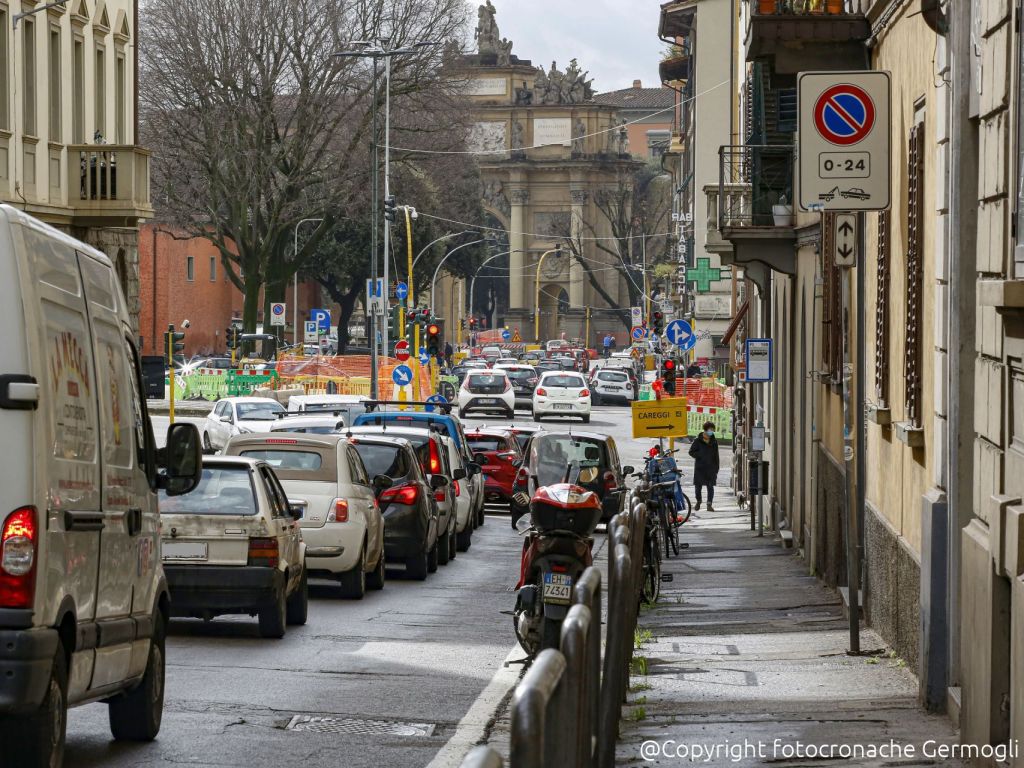 La pioggia notturna ritarda l'asfaltatura in via Bolognese: traffico a ...