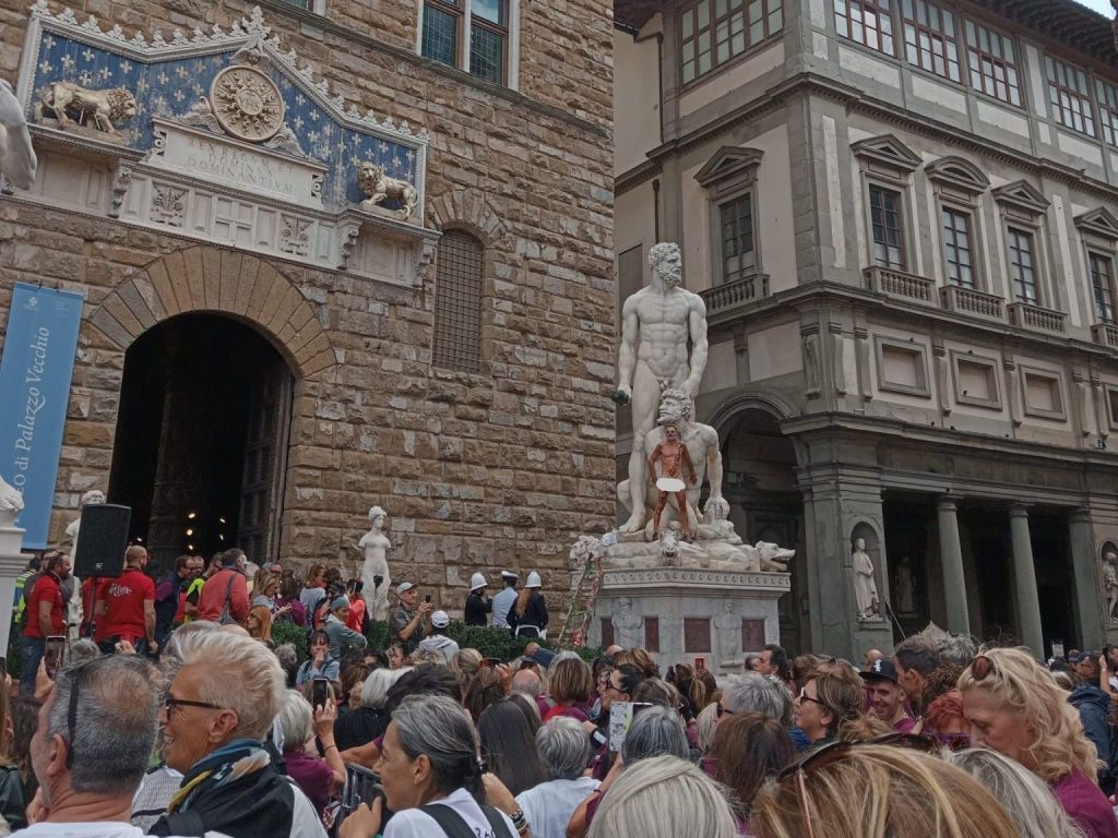 Firenze, si arrampica nudo su una statua in piazza della Signoria: arrestato