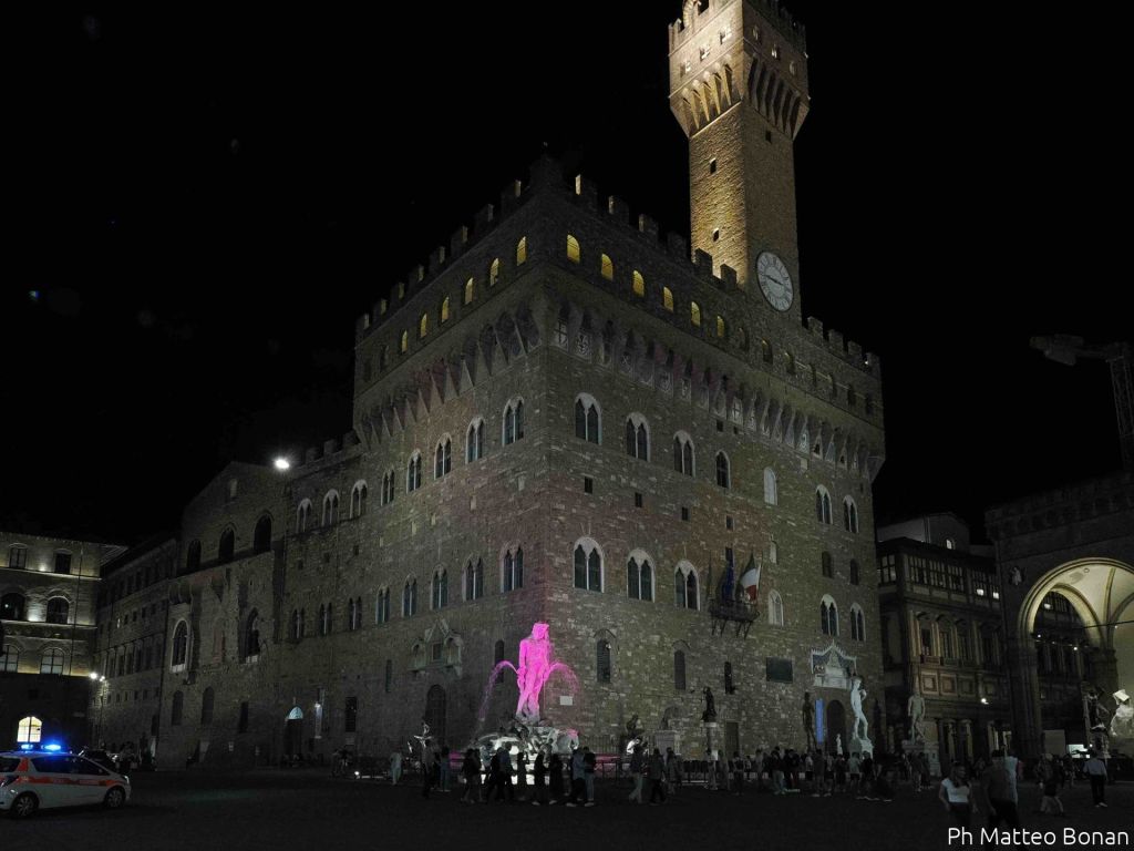 Firenze, il Biancone illuminato di rosa contro il tumore al seno