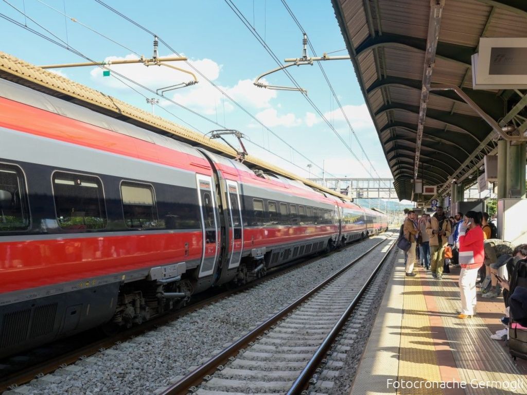Treni, problemi tecnici sulla linea Roma-Firenze: ritardi fino a 140 minuti
