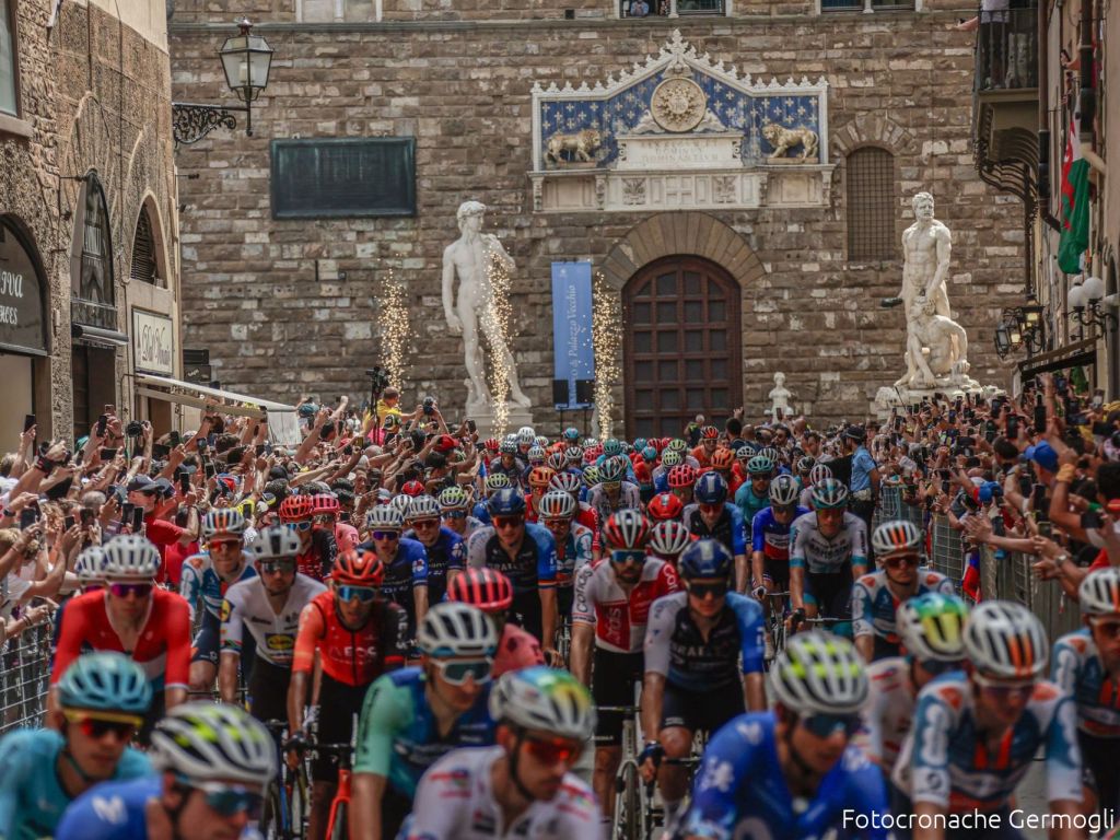 Tour de France a Firenze, città in giallo per la partenza della tappa. Folla in centro al ...