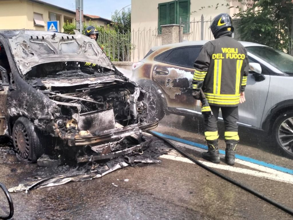 Un'auto prende fuoco durante la marcia: incendio coinvolge altre vetture
