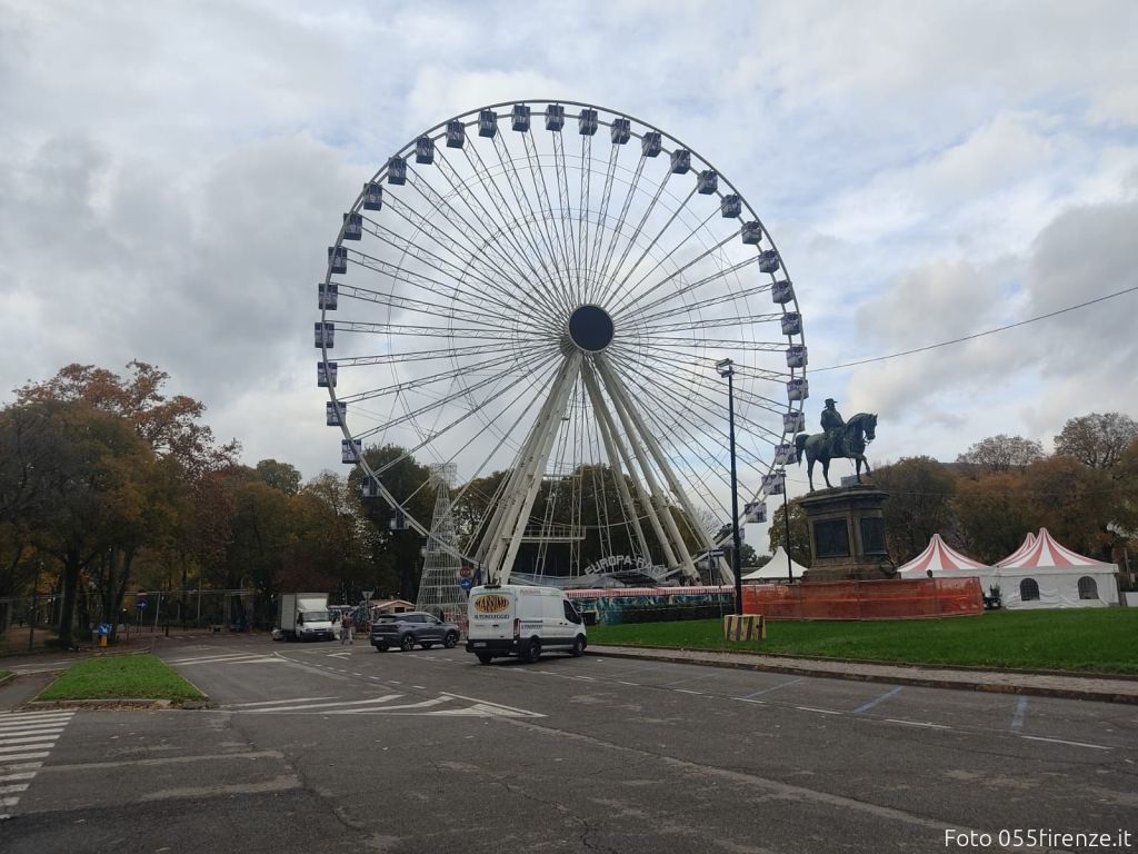 Firenze, alle Cascine è tornata la ruota panoramica