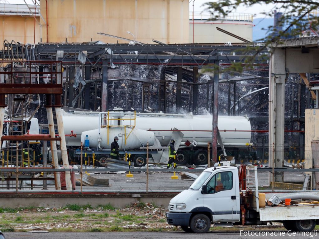 Esplosione e incendio in un deposito Eni a Calenzano: due persone ...