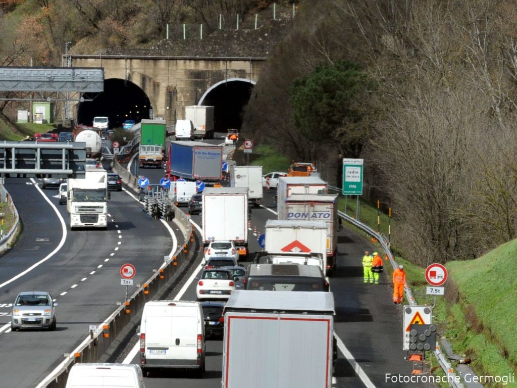 A1, mezzo pesante in avaria: code fino a 9 chilometri nel fiorentino
