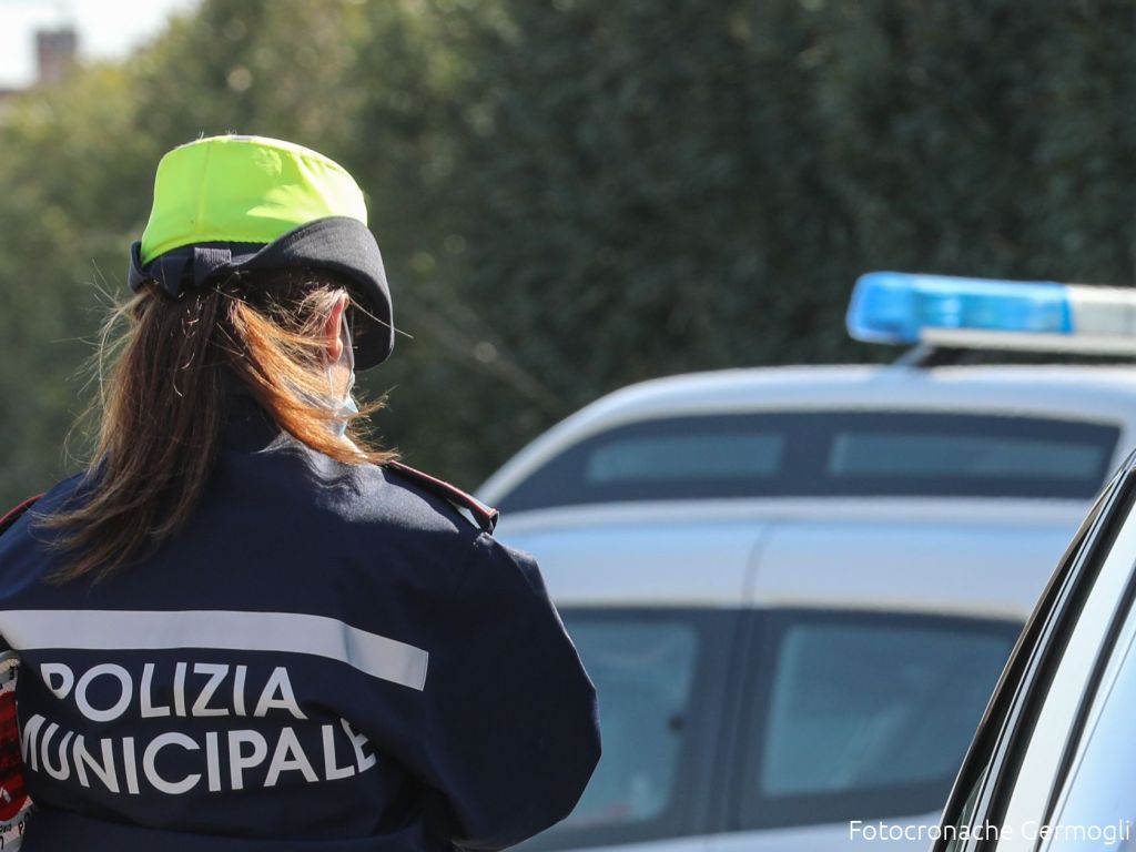 Vinci, scoperto a guidare senza patente (ritirata in precedenza): auto ...