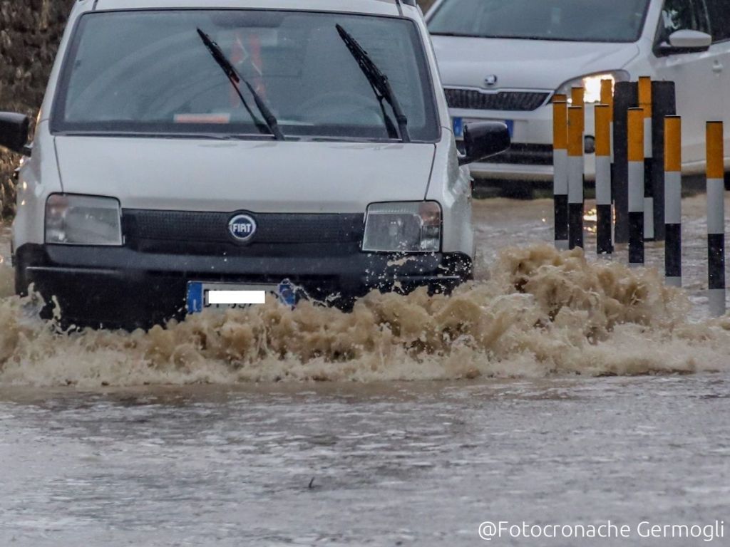 Temporali a Firenze e nel fiorentino: strade allagate, alberi caduti e tramvia ferma