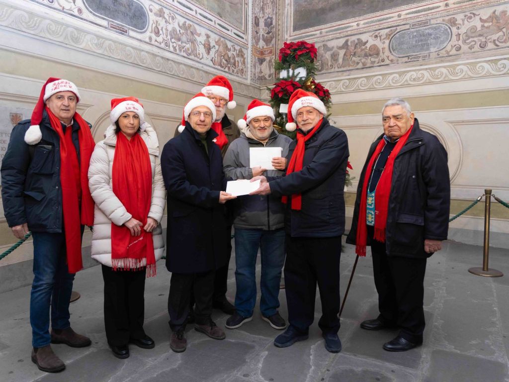 Firenze, la Compagnia di Babbo Natale dona 100 assegni alle famiglie in difficoltà