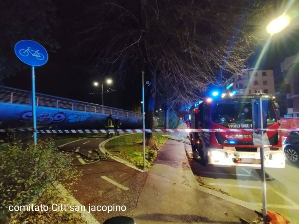 Incendio sotto al ponte, tramvia interrotta. Attivi bus sostitutivi