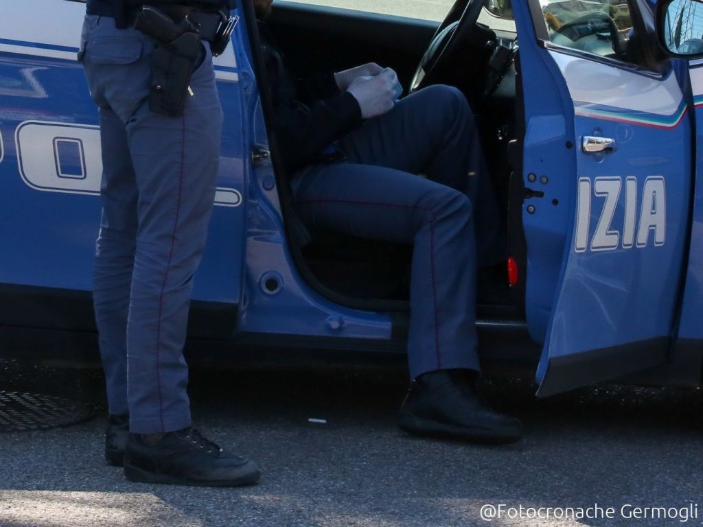 Firenze, chiedono denaro per stare in fila fuori dalla caserma e ...