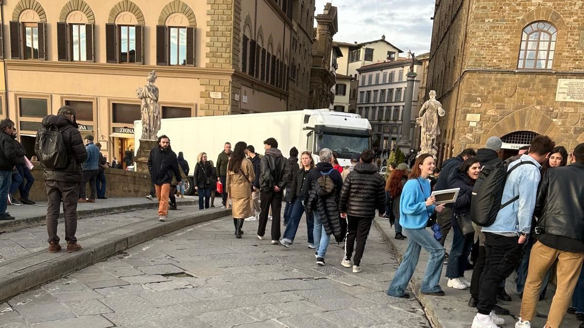 Firenze, tir prova a svoltare su Ponte Santa Trinita e resta incastrato