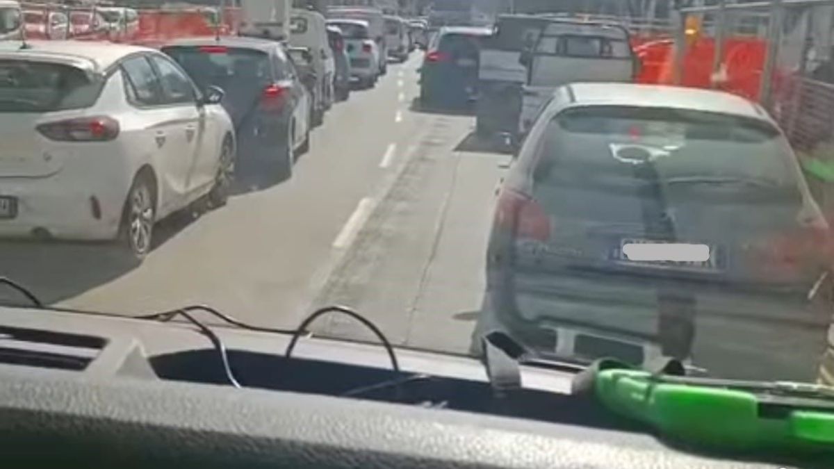 Firenze, ambulanza bloccata nel traffico sui viali: il video girato a ...