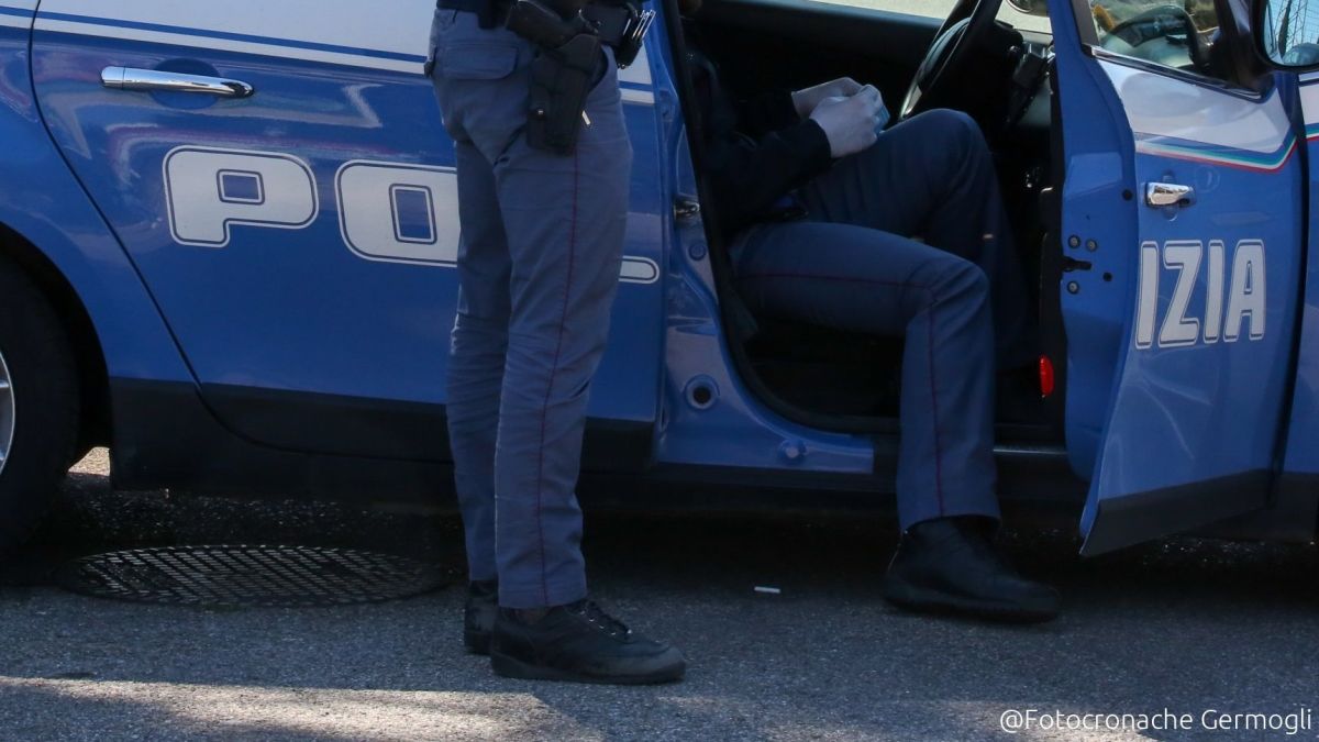 Firenze, sorpreso a gettare involucri di cocaina sotto un'auto ...