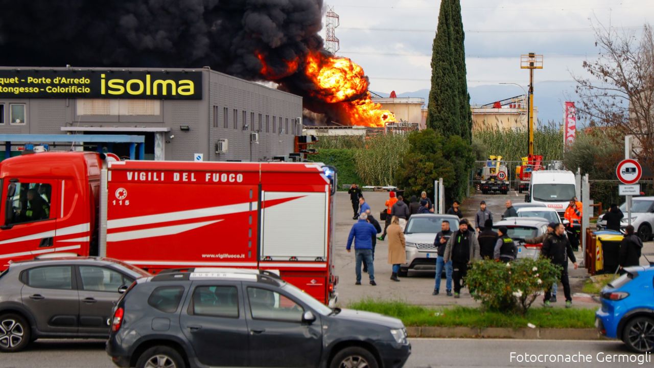 Esplosione e incendio in un deposito Eni a Calenzano: due persone ...