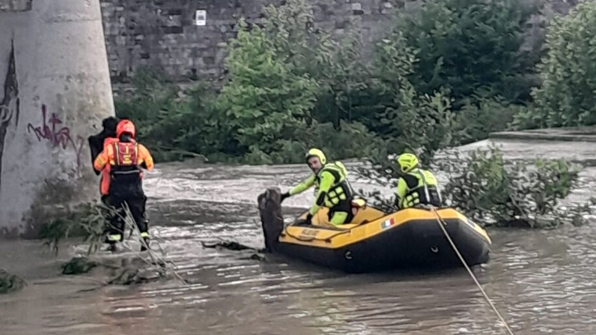 Prato, rimane bloccato dalle correnti del Bisenzio. Uomo recuperato e ...