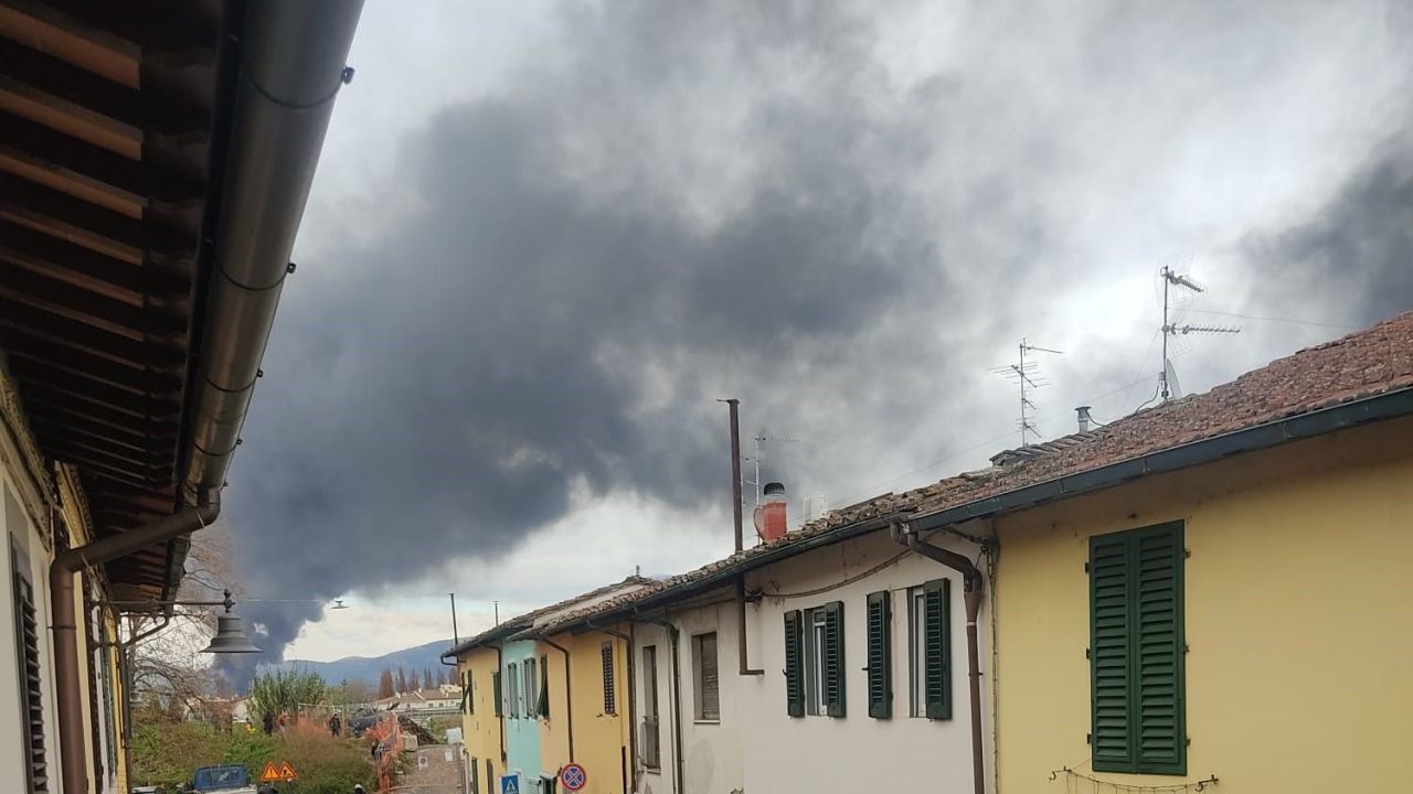 Esplosione e incendio in un deposito Eni a Calenzano: due persone ...