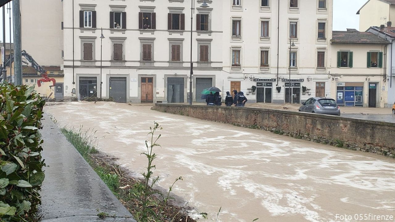 Sesto Fiorentino, esonda il Rimaggio: allagato il centro storico ...