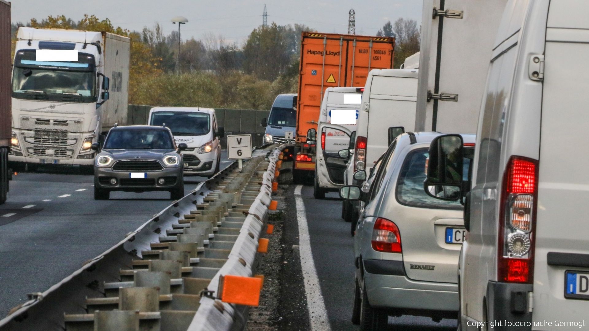 Fi-Pi-Li, incidente tra 3 mezzi pesanti: feriti e corsia bloccata