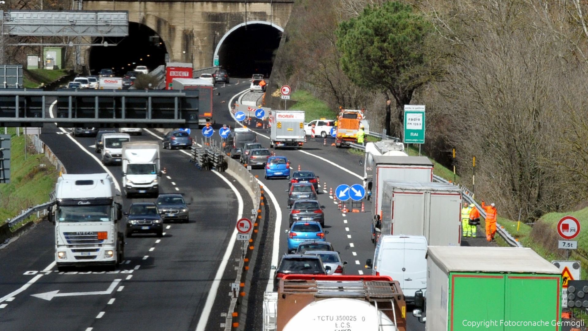 A1, veicolo in avaria: code verso Firenze A1, veicolo in avaria: code verso Firenze