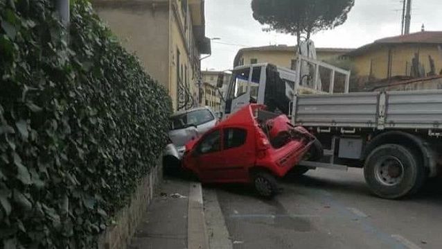 Firenze, incidente in via Faentina: camion urta auto in sosta. Strada ... Firenze, incidente in via Faentina: camion urta auto in sosta. Strada ...