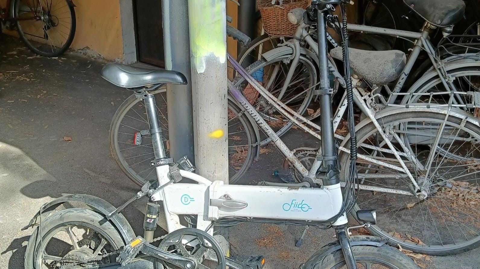 Firenze, con la bici elettrica investe un bambino sul marciapiede e scappa