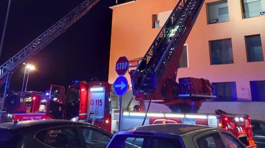 Sesto Fiorentino, incendio sul tetto di un fabbricato condominiale ... Sesto Fiorentino, incendio sul tetto di un fabbricato condominiale ...