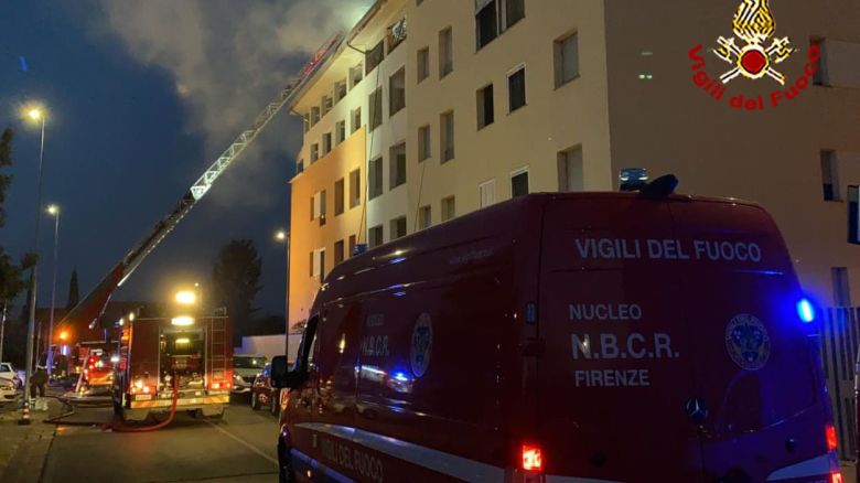 Sesto Fiorentino, incendio sul tetto di un fabbricato condominiale ... Sesto Fiorentino, incendio sul tetto di un fabbricato condominiale ...