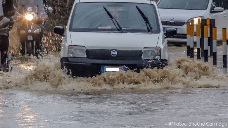Temporali a Firenze e nel fiorentino: strade allagate, alberi caduti e ...