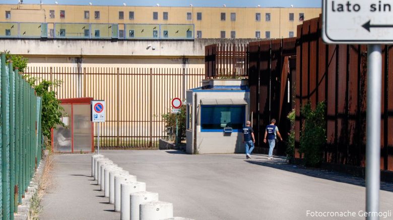 Carcere Prato, scoperto un nuovo plico con all'interno microcellulare ...