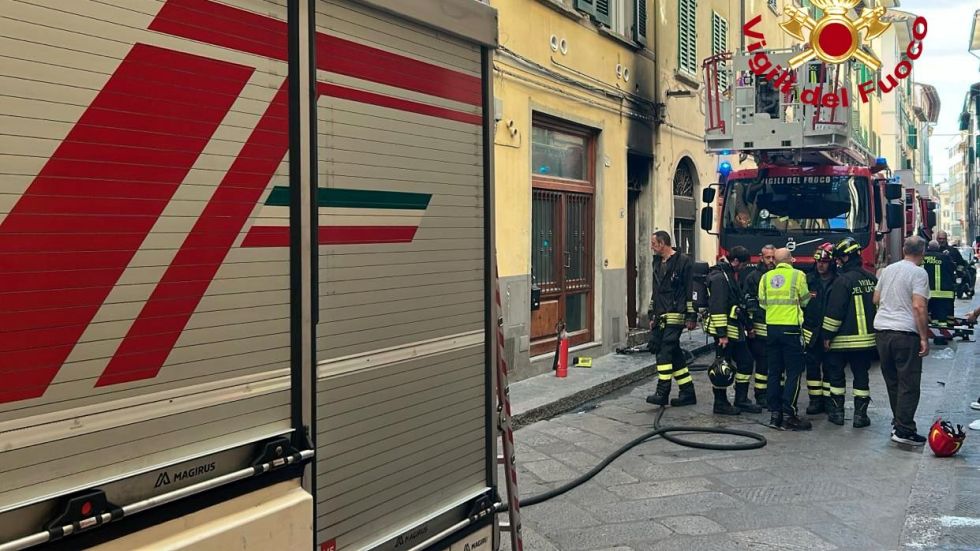 Firenze, incendio di un quadro elettrico in un condominio: soccorse 11 ...