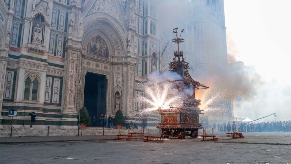 Firenze, lo spettacolo dello Scoppio del Carro: volo perfetto della ...