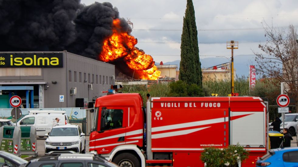 Esplosione e incendio in un deposito Eni a Calenzano: due persone ...
